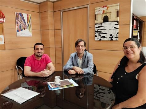 Adrián Fernández Es Reunix Amb Lalcalde Dalzira