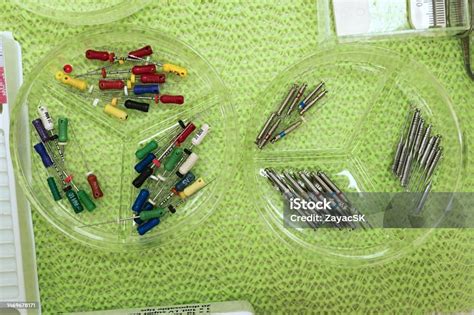 다양한 구강 치과 근관 치료 도구는 얕은 의료용 유리 정리대에 배치됩니다 0명에 대한 스톡 사진 및 기타 이미지 0명 건강