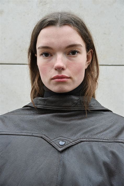 Anna Nodes Louisa Models