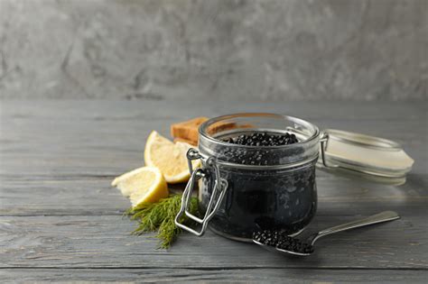 나무 배경에 검은 캐비어 빵 딜과 레몬 항아리 텍스트 공간 0명에 대한 스톡 사진 및 기타 이미지 0명 델리카트슨 물고기 Istock