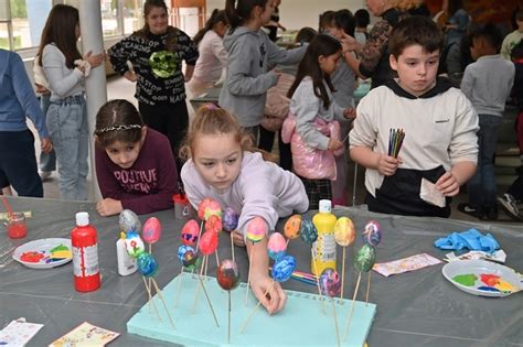 Деца от Монтана се учат да боядисват и декорират яйца във великденска работилница в Младежкия дом