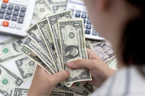El Dólar Blue Continuó Con Su Fuerte Alza Y Cerró Con Récord A 355