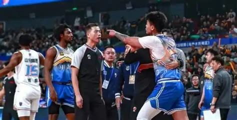 Cba官宣重磅罚单！赵睿停赛5场罚款10万，刘炜罚款2万，球迷：太轻了