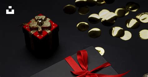 빨간 리본과 종이 있는 검은색 상자 사진 Unsplash의 무료 선물 이미지