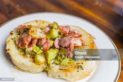 Kielbasa 샌드위치를 곁들인 구운 빵 음식 배경 복사 공간 집에서 만든 0명에 대한 스톡 사진 및 기타 이미지 0명 가공육 건강한 식생활 Istock