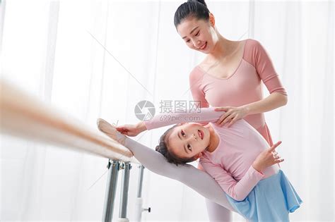 年轻舞蹈老师教小女孩跳舞高清图片下载 正版图片507614235 摄图网