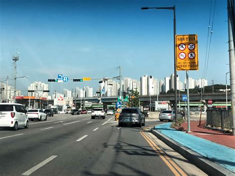 다음 상황에서 교통안전표지에 대한 설명 중 가장 바르게 된 것 2가지는