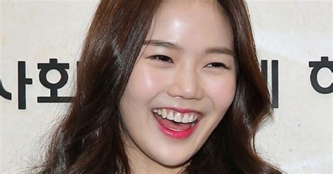 포토 오마이걸 효정 지호 졸업에 제가 더 기뻐요