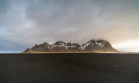 Pôr Do Sol Na Montanha De Vestrahorn E Na Praia De Stokksnes