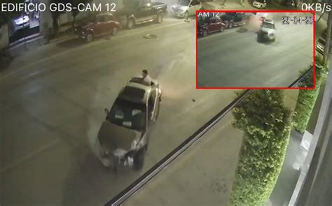 Conductor ebrio choca contra autos estacionados y huye en Torreón