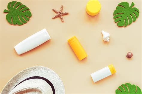 베이지 색 배경에 얼굴과 몸을위한 천연 화장품 Spf 브랜드가없는 빈 패키지 생활필수품에 대한 스톡 사진 및 기타 이미지