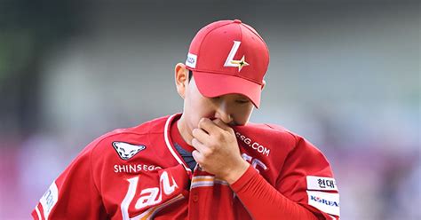 St포토 2회 마운드 내려오는 Ssg 선발투수 송영진
