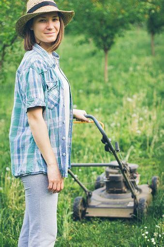 잔디 깍는 기계와 정원 원 예 트리밍 잔디에서 일 하는 젊은 여자 녹색에 대한 스톡 사진 및 기타 이미지 녹색 맨션 밀기 Istock