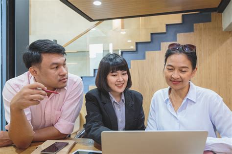 사무실에서 새로운 프로젝트에 대해 논의 하는 아시아 비즈니스 사람들 팀워크 및 회의 기업 비즈니스 팀 작업 및 성공적인 개념 3