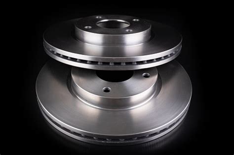 승용차용 스틸 브레이크 디스크 자동차 수리를 위한 새로운 예비 부품 어두운 배경 강철에 대한 스톡 사진 및 기타 이미지 강철 교통수단 구멍 Istock