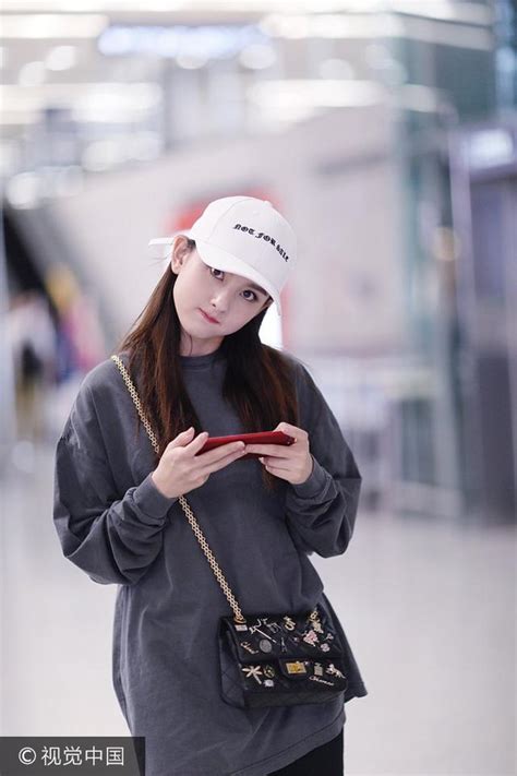 活力少女！宋祖兒埋頭打遊戲模樣激萌 凌晨回京「走台步」秀美腿 每日頭條