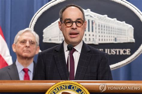 애플 상대 반독점 소송 발표하는 美 법무부 연합뉴스
