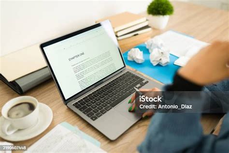 소설을 쓰는 여성 작가 집무실 책상에서 원고를 타이핑하는 모습 창작 과정에서 잠시 멈춰 커피를 즐기는 모습 쓰기에 대한 스톡 사진 및 기타 이미지 Istock