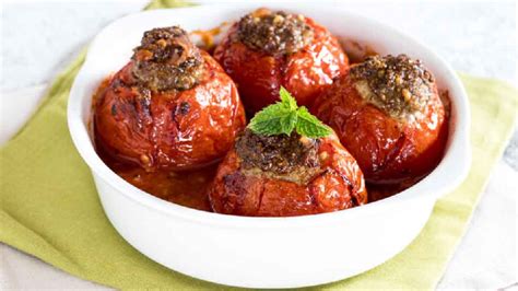 Tomates farcies à la viande hachée dans la friteuse à air simples et
