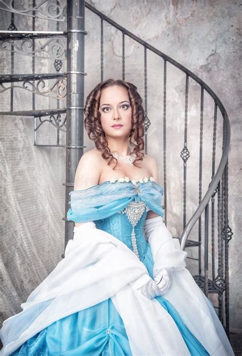 Красивая женщина в средневековом платье Стоковое Фото изображение насчитывающей тайна девушка