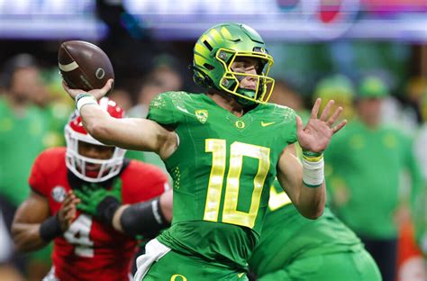Auburn Football Twitter Reacts To Bo Nix S First Interception As Oregon QB