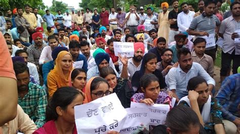 Unemployed Tet Teachers Protest Outside Cabinet Minister Vijay Inder
