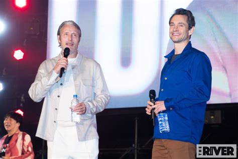 マッツ・ミケルセン投げキッス、「ハンニバル」ヒュー・ダンシーと「東京コミコン」降臨 ─ 極寒の雨中撮影エピソード【写真50枚】 The River