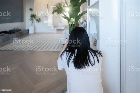 깨끗한 환경에서 사진을 찍기 위해 휴대 전화를 사용하는 여성 30 34세에 대한 스톡 사진 및 기타 이미지 30 34세