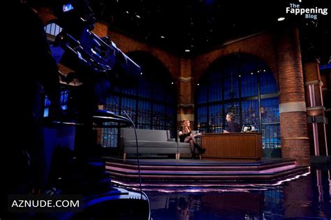 Isla Fisher S Sexy Sensational Cleavage Steals The Show At Late Night With Seth Meyers Aznude