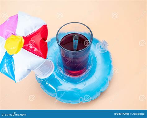 Un Verre Avec Jus Dorange Ou Un Verre Dans Un Porte Tasse Gonflable