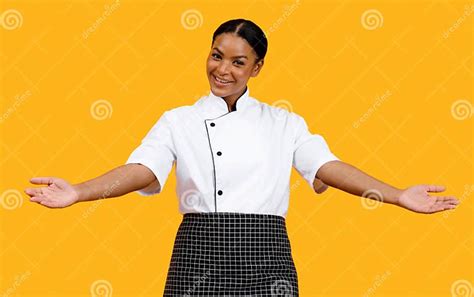 Bellissima Chef Nera Chef Con Palme Vuote Che Spargono Armi Alla Telecamera Fotografia Stock