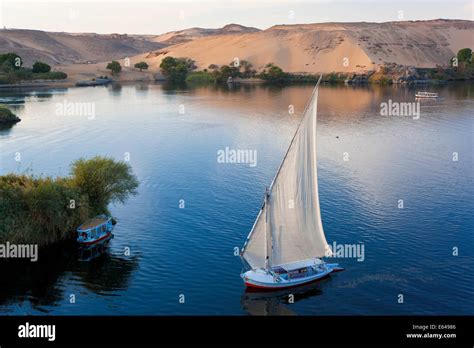 Veleros en faluca por el río Nilo en Asuán Egipto Fotografía de stock