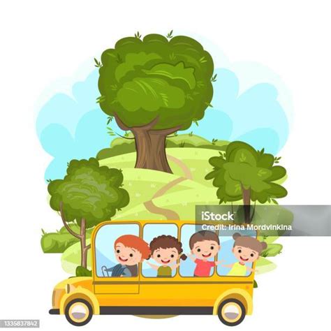 작은 노란색 버스에서 어린이 모험 아이는 페달이나 전기 장난감 자동차를 구동합니다 만화 일러스트레이션 여름 시골 풍경 격리된