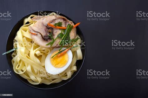 어두운 테이블에 검은 접시에 고기 조각과 계란을 가진 국수 0명에 대한 스톡 사진 및 기타 이미지 0명 건강한 생활방식