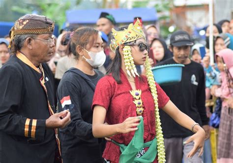 Foto Aksi Kuda Lumping Hingga Sintren Di Festival Kuda Kepang Tegal