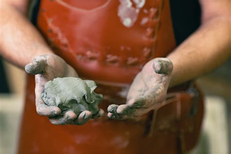 남자 조각가 손에 점토와 가죽 앞치마를 입고 동상 공예 창조 워크샵 35 39세에 대한 스톡 사진 및 기타 이미지 35 39세 가죽 공예 Istock