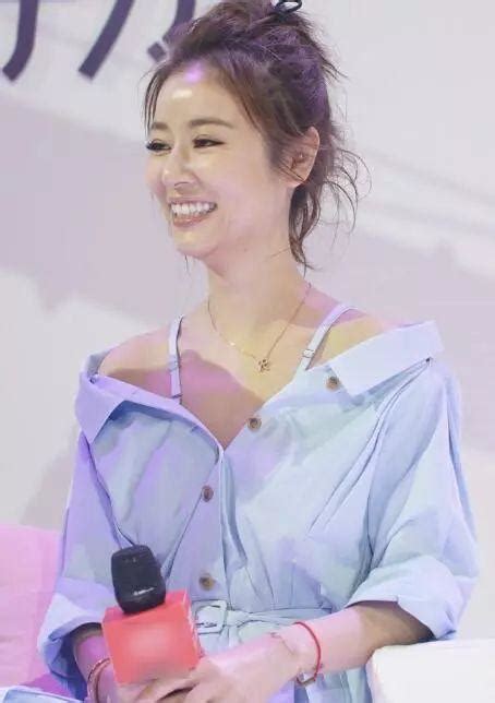 42歲林心如與35歲吳昕同穿白色連體裝，兩人相差7歲誰更美 每日頭條