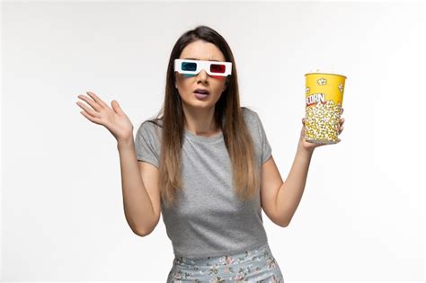 Mulher Jovem Vista Frontal Comendo Pipoca E Assistindo Filme Com
