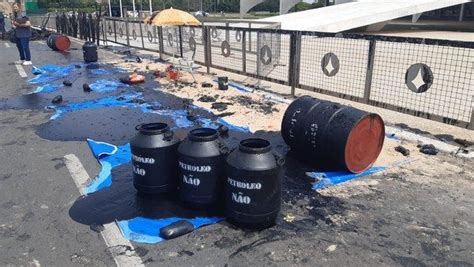 Após prisão de ambientalistas durante protesto garis recolhem toneladas de lixo em frente ao