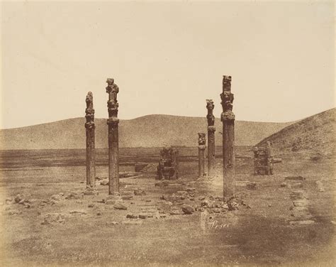 عکس زنان روستایی با لباس محلی در کنار دروازه ملل تخت‌جمشید؛ سال ۱۳۳۸