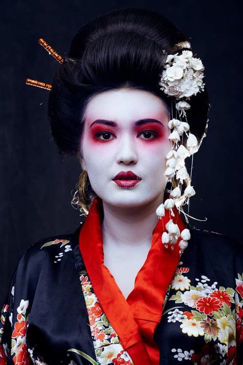 Jonge Mooie Geisha In Kimono Met Sakura En Decoratie Stock Foto Image Of Kimono Japans