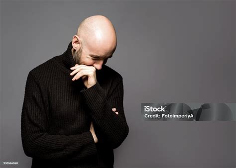 패션 검은 스웨터에 밝은 회색 배경 위에 서 있는 남자의 초상화 닫습니다 클래식 스타일입니다 대머리 머리를 면 도입니다 복사공간입니다 스튜디오 촬영 40 49세에 대한 스톡