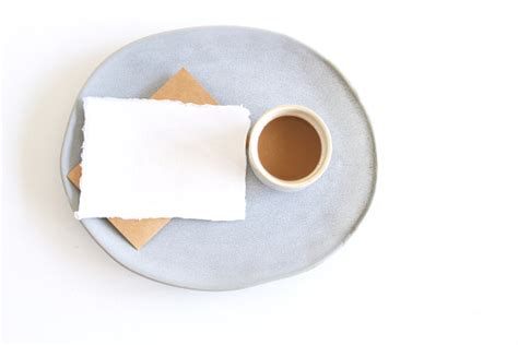 그릇에 빈 종이 시트 카드와 커피 한 잔 미니멀 한 세라믹 세트 비즈니스 템플릿 복사 공간 플랫 레이 텍스트에 대한 무료 장소 0명에 대한 스톡 사진 및 기타 이미지