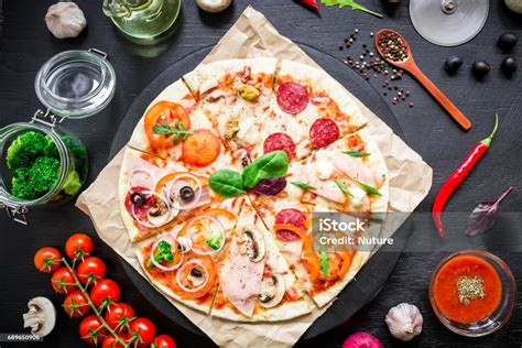 재료 향신료 기름 야채와 어두운 배경에 뜨거운 피자 평면 위치 최고 볼 수 있습니다 0명에 대한 스톡 사진 및 기타 이미지 Istock