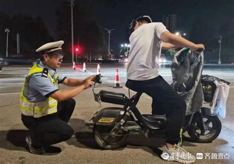 让安全“看得见”！ 东昌府交警开展“荧光守护”行动夜间反光自行车