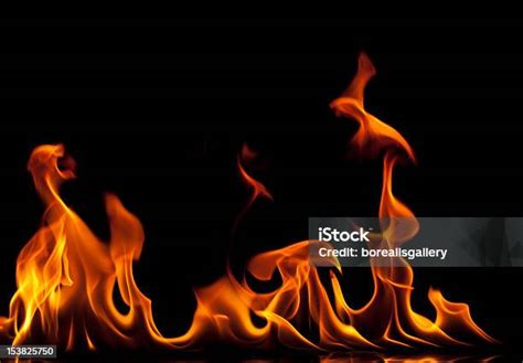 Api Menyala Foto Stok Unduh Gambar Sekarang Api Api Fenomena