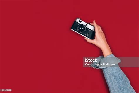 텍스트 복사 공간이있는 빨간 배경에 오래된 복고풍 사진 카메라를 들고있는 여성의 손 트렌디 한 빈티지 사진 온라인 사진 학교 개념 선택적 초점 Live Event에 대한