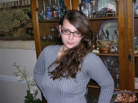Nerdy Amateur Teen Skyye Wearing Glasses Gets Undressed And Spreads Her