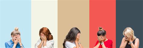 울고 있는 동안 손으로 얼굴을 덮고 슬픈 표정으로 빈티지가 색 고립 된 배경 위에 아름 다운 캐주얼 여자의 그룹의 콜라주 우울증 개념입니다 가리기에 대한 스톡 사진 및 기타