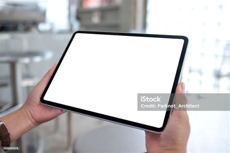빈 흰색 데스크톱 화면으로 디지털 태블릿을 들고 있는 여성 메모장에 대한 스톡 사진 및 기타 이미지 메모장 태블릿 형판 Istock